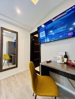 Quarto Económico | Roupa hipoalergénica, minibar, cofre no quarto, secretária 