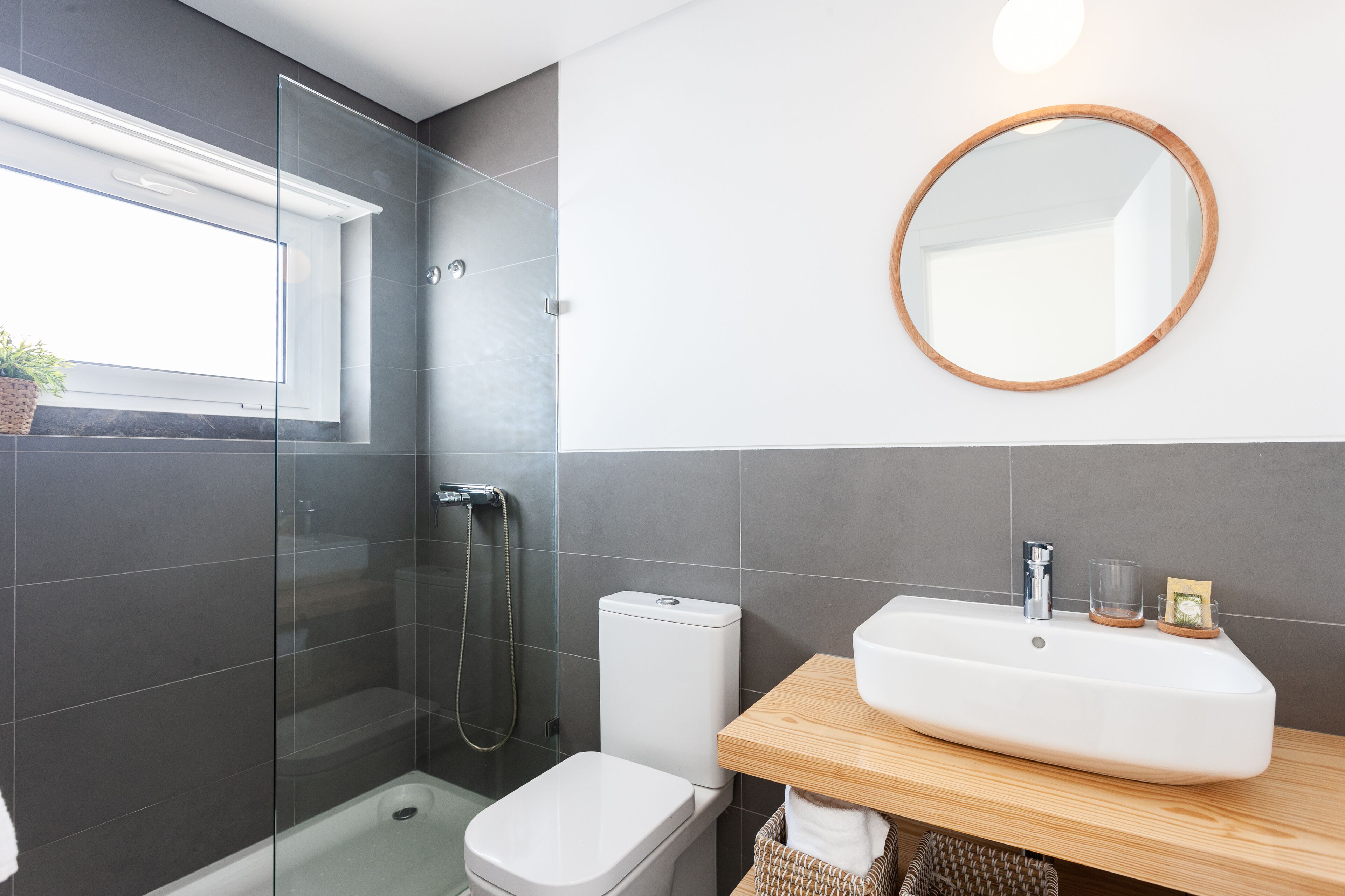 Quarto duplo conforto, vista para o mar | Banheiro | Chuveiro, produtos de toalete grátis, toalhas de banho 