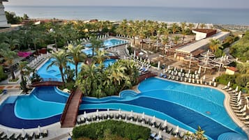 Piscina interior, 4 piscinas exteriores, toldos gratuitos, guarda-sóis