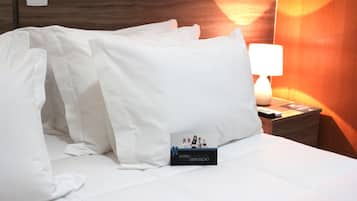 Minibar, cofre com capacidade para portátil, secretária