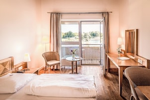 Quarto panorâmico, 1 cama de casal, vista para o lago | Roupas de cama antialérgicas, frigobar, cofres nos quartos, escrivaninha