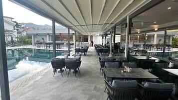2 restaurantes: opção de café da manhã, almoço e jantar