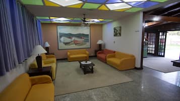 Área de estar no saguão