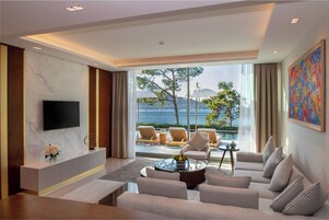 Poseidon Villa | Área de estar | TV LCD 32 polegadas com canais via satélite, TV