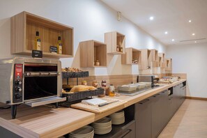 Café da manhã com buffet diário (EUR 16.90 por pessoa) 