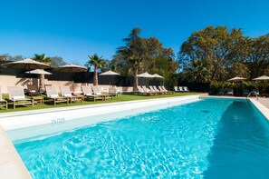 Piscina interna, piscina externa sazonal, guarda-sóis, espreguiçadeiras