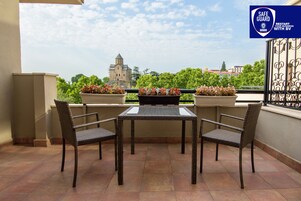 Quarto Duplo Deluxe, não fumadores, Vista para a cidade | Terraço/pátio interior