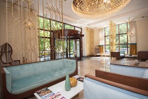 Área de estar no saguão