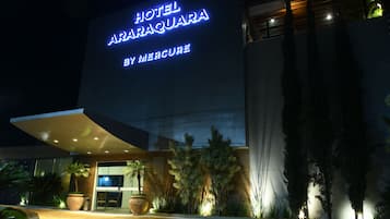 Fachada do alojamento (tarde/noite)
