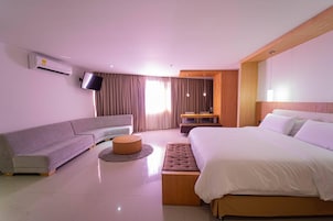 Suíte, 1 cama King, banheira de hidromassagem, vista para a cidade | Roupas de cama antialérgicas, cofres nos quartos, escrivaninha