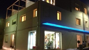 Fachada do alojamento (tarde/noite)
