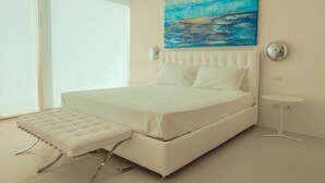 Minibar, cofre no quarto, secretária, cortinas/cortinados opacos 