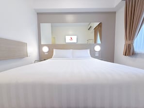 Roupa de alta qualidade, cofre no quarto, secretária