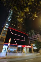 Fachada da propriedade à noite