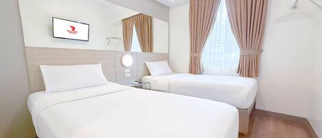 Quarto de hotel com duas camas, um espelho, uma televisão e uma janela com cortinas.
