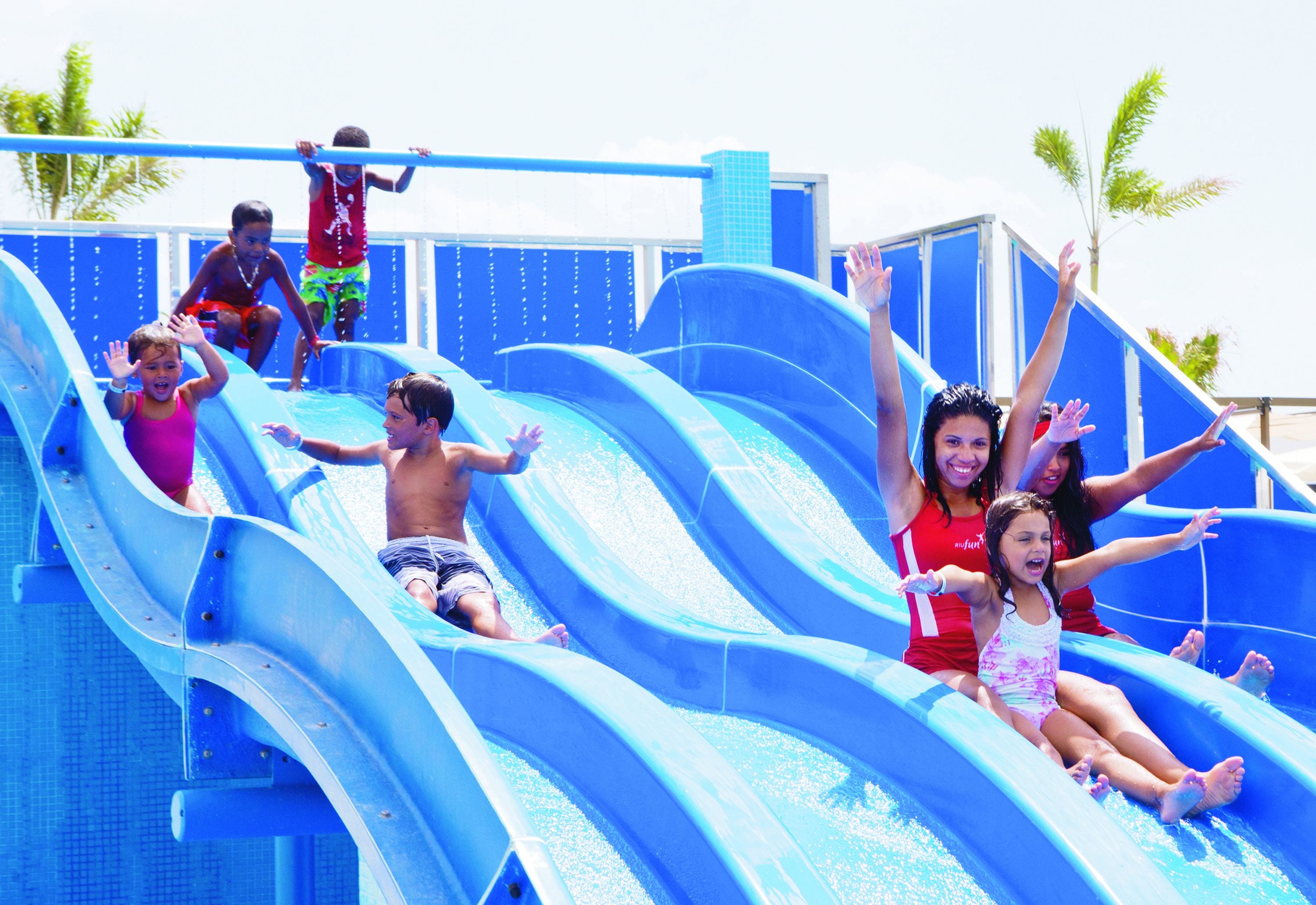Um parque aquático com várias escorregas azuis.