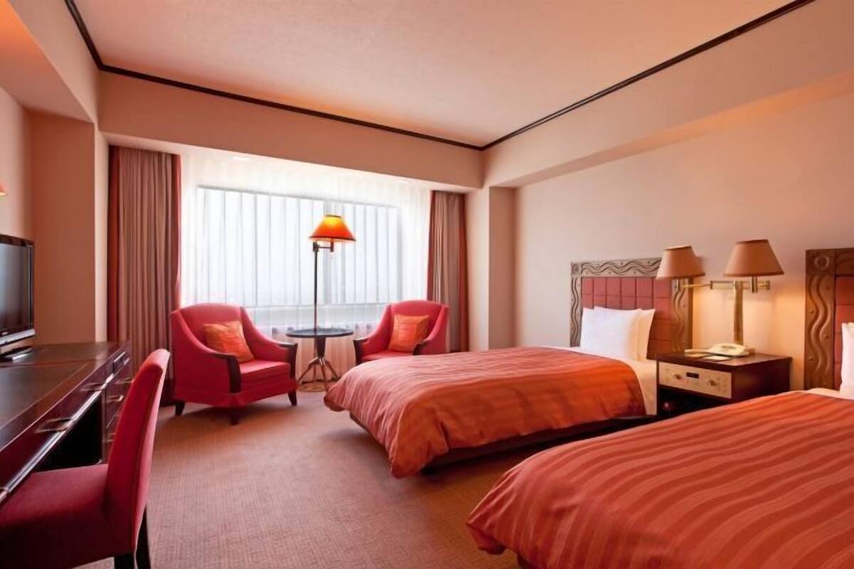 Cofres nos quartos, escrivaninha, quartos à prova de som