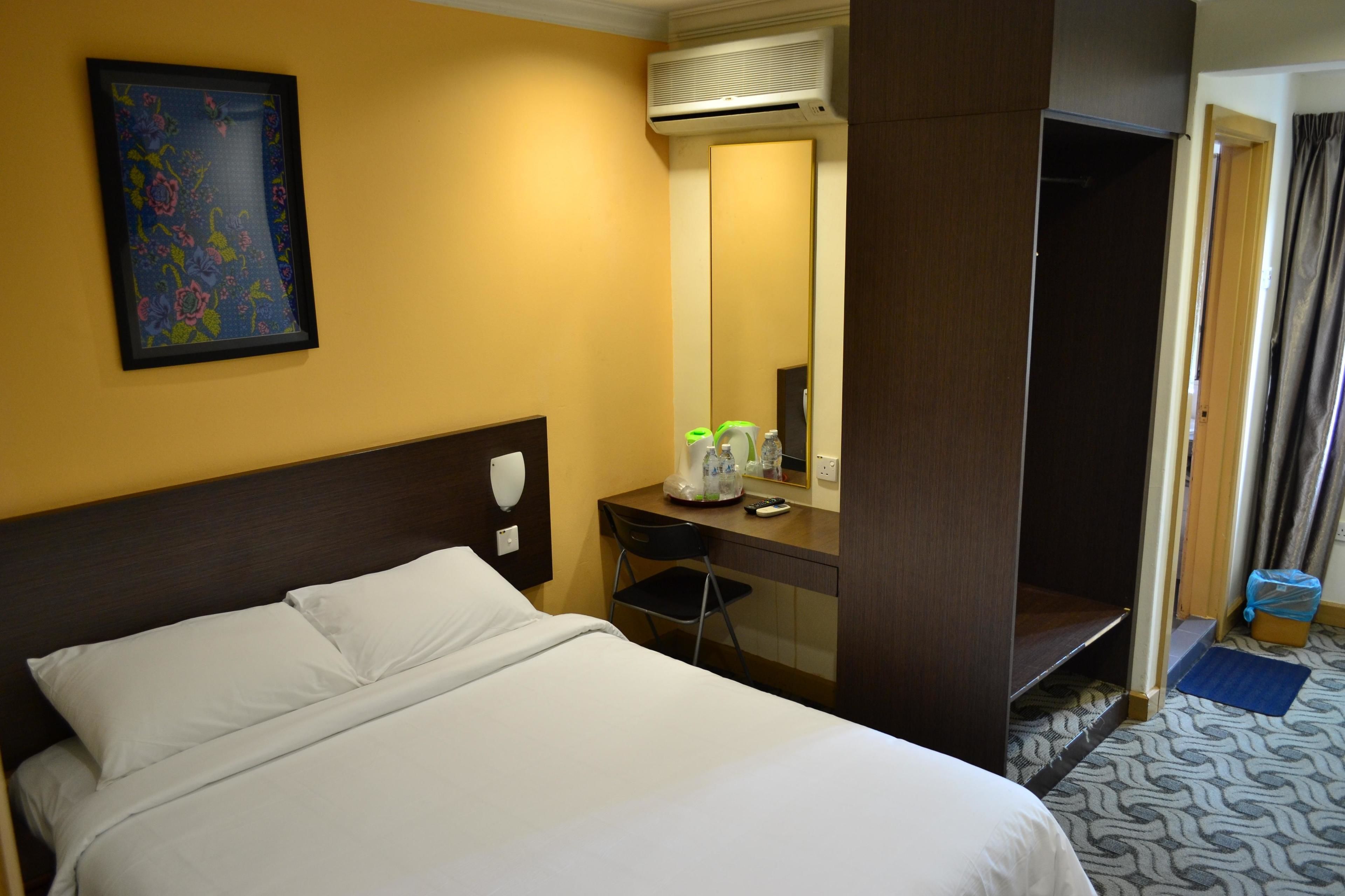 Escrivaninha, cortinas blackout, Wi-Fi de cortesia, roupa de cama