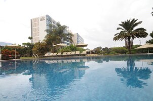 Piscina exterior, guarda-sóis, espreguiçadeiras