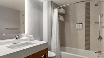 Uma casa de banho moderna com lavatório, sanita e banheira.