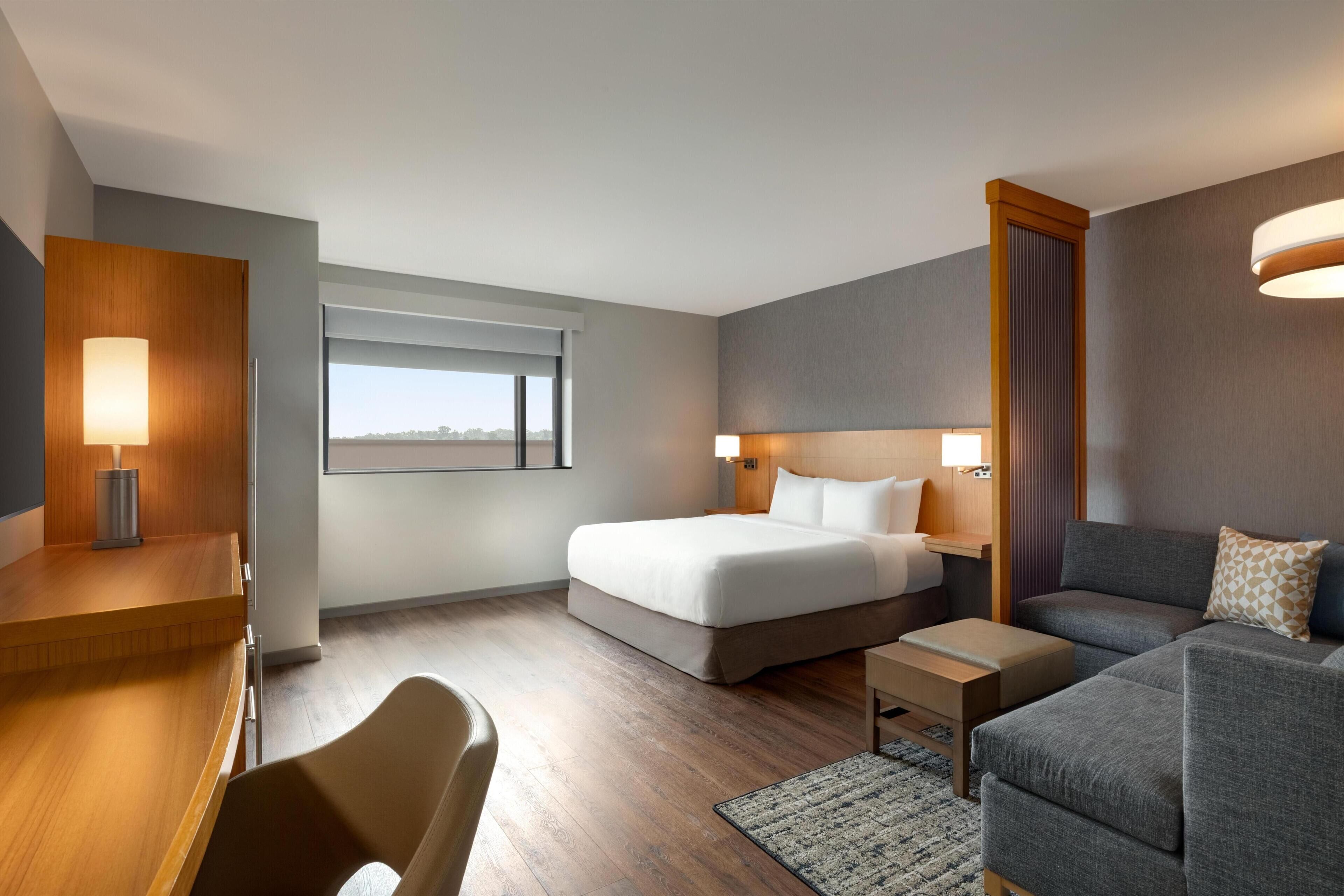 Quarto, 1 cama king-size e sofá-cama, acessível, banheira | Roupa de alta qualidade, secretária, cortinas/cortinados opacos 