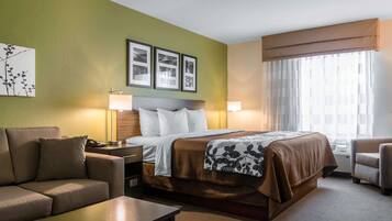 Cofre no quarto, secretária, ferro/tábua de engomar