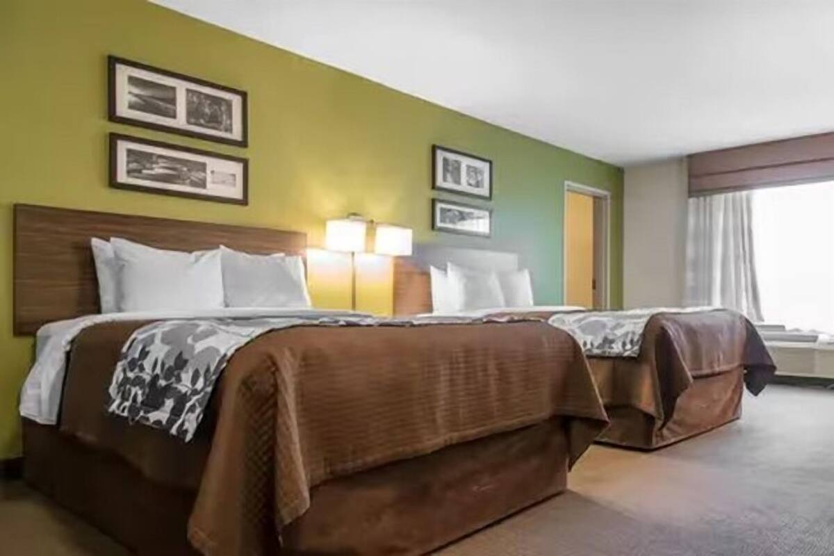 Quarto, 2 camas queen-size, acessível, não fumadores | Cofre no quarto, secretária, ferro/tábua de engomar 