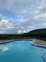 Piscina exterior, espreguiçadeiras 