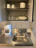 Um frigorífico, um micro-ondas, uma placa de cozinha 