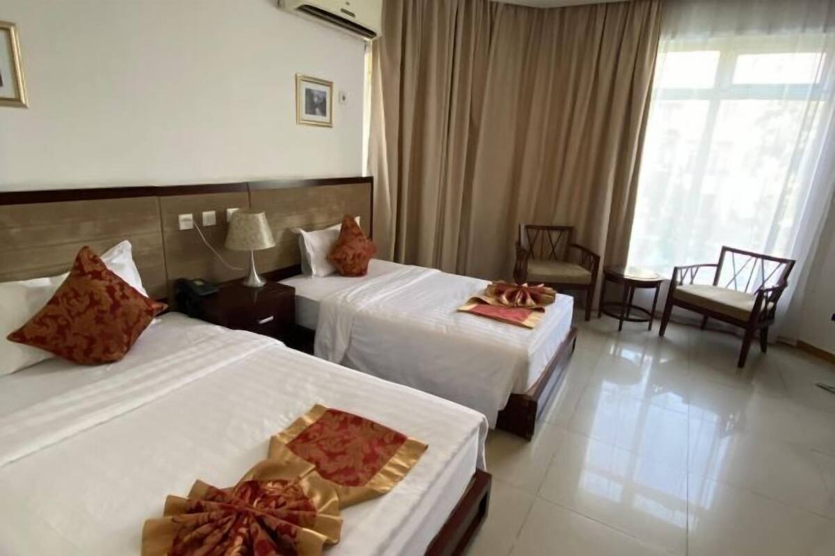 Minibar, cofre no quarto, secretária, camas desdobráveis 