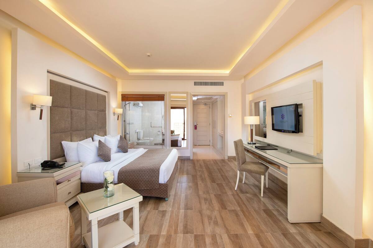 Quarto Deluxe, vista para o jardim | Lençóis de algodão egípcio, minibar, cofre no quarto 