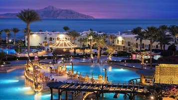 Fachada da propriedade à noite