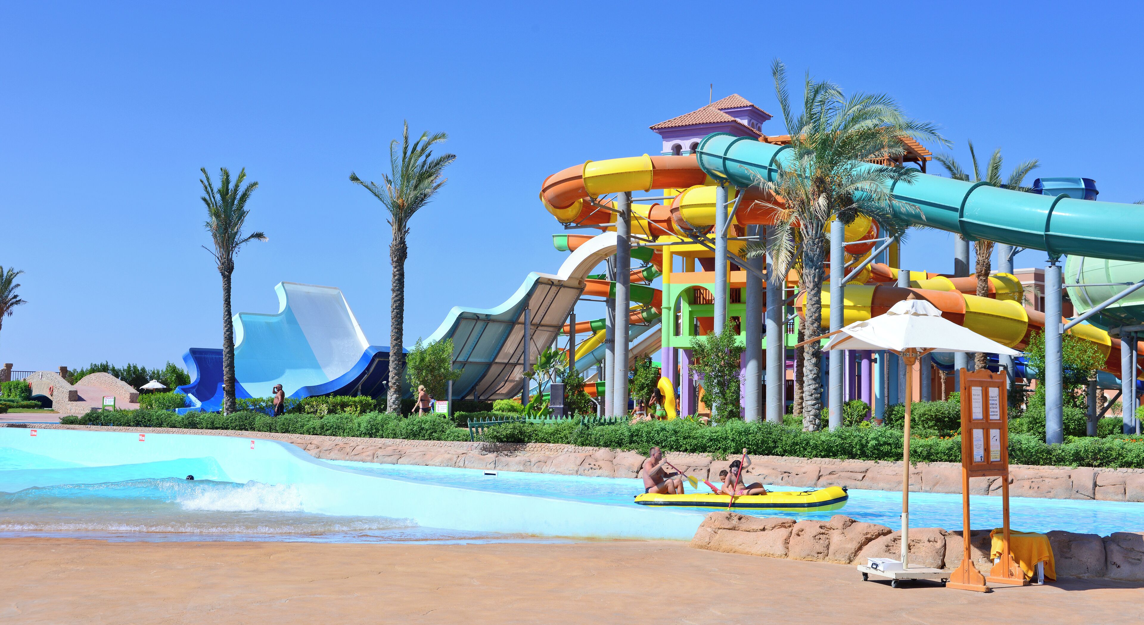 Um parque aquático com vários toboáguas e uma área de piscina.