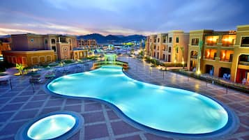 3 piscinas externas, guarda-sóis, espreguiçadeiras