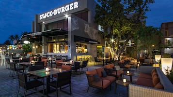 2 restaurantes, café da manhã, culinária internacional