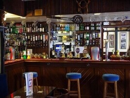 Serve pequenos-almoços, almoços e jantares 