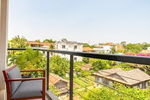 Quarto Clássico, varanda (Free One Way Pick Up) | Lençóis de algodão egípcio, roupa de alta qualidade, minibar 