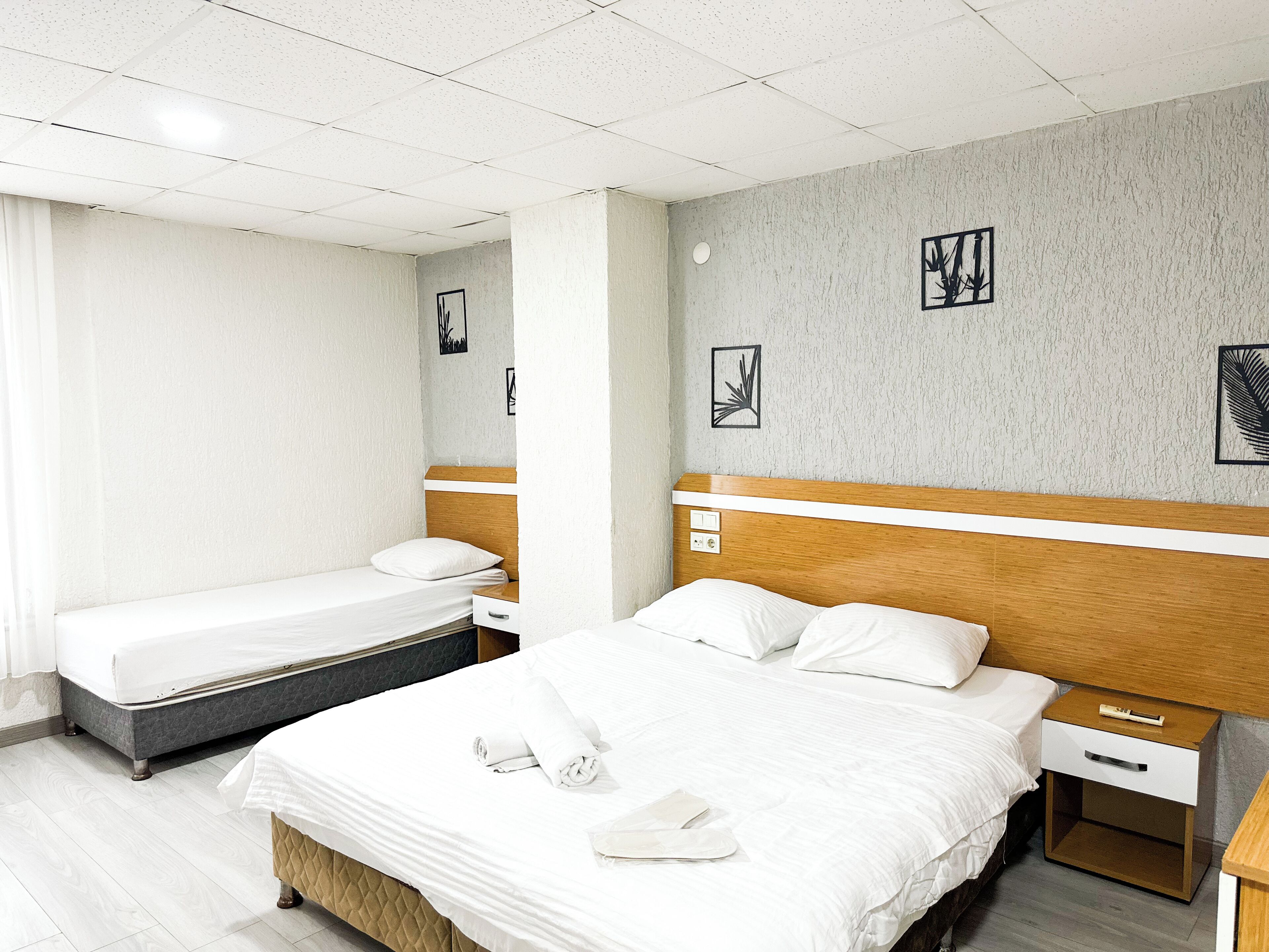 Quarto Triplo | Cofre com capacidade para portátil, secretária, quartos insonorizados 