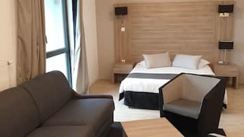 Roupas de cama premium, cofres nos quartos, escrivaninha