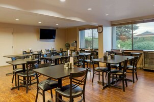 Café da manhã completo grátis todos os dias