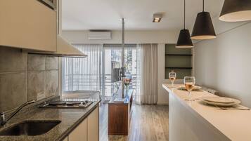 Apartamento (C) | Cozinha privada | Um frigorífico, um micro-ondas, uma placa de cozinha