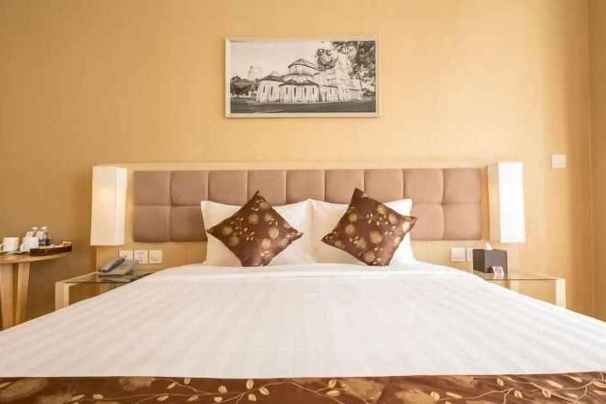 Frigobar (abastecido com alguns itens grátis), cofres nos quartos