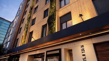 Fachada do alojamento (tarde/noite)