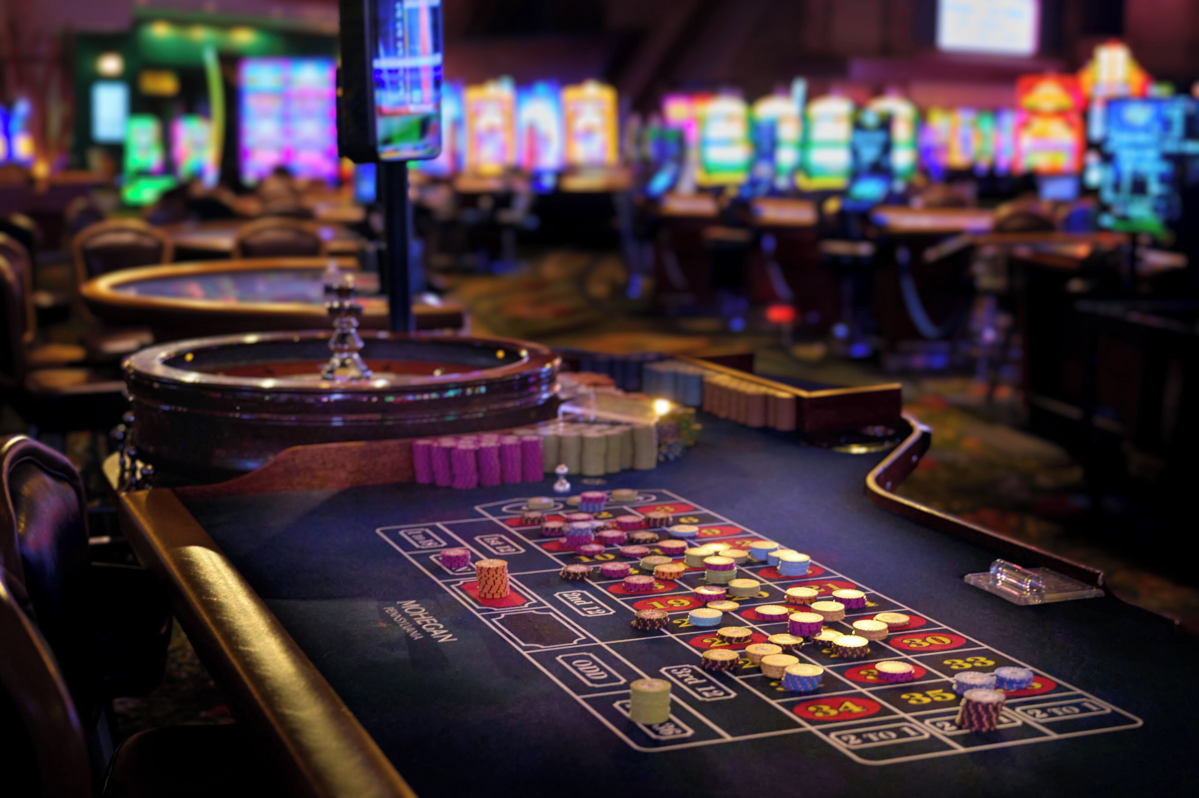 Uma mesa de casino com fichas e uma roleta.