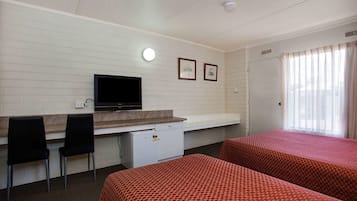 Quarto Standard, várias camas, não fumadores | Minibar, secretária, ferro/tábua de engomar, Wi-fi grátis