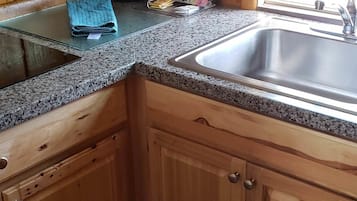 Quarto conforto, 1 cama King, cozinha americana, vista para a montanha | Cozinha americana privada