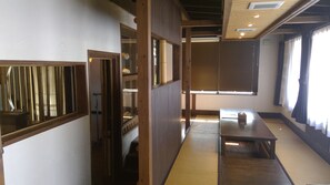 Quarto quádruplo tradicional, sacada | Área de estar | TV