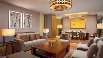 Suíte, 2 quartos, vista para o lago | Sala de estar | TV LCD, mesa de pingue-pongue