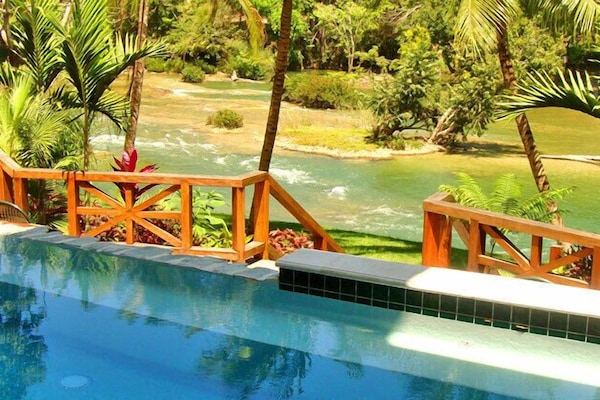 Piscina exterior, espreguiçadeiras