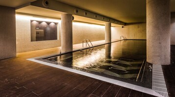 Piscina interior, piscina exterior sazonal 